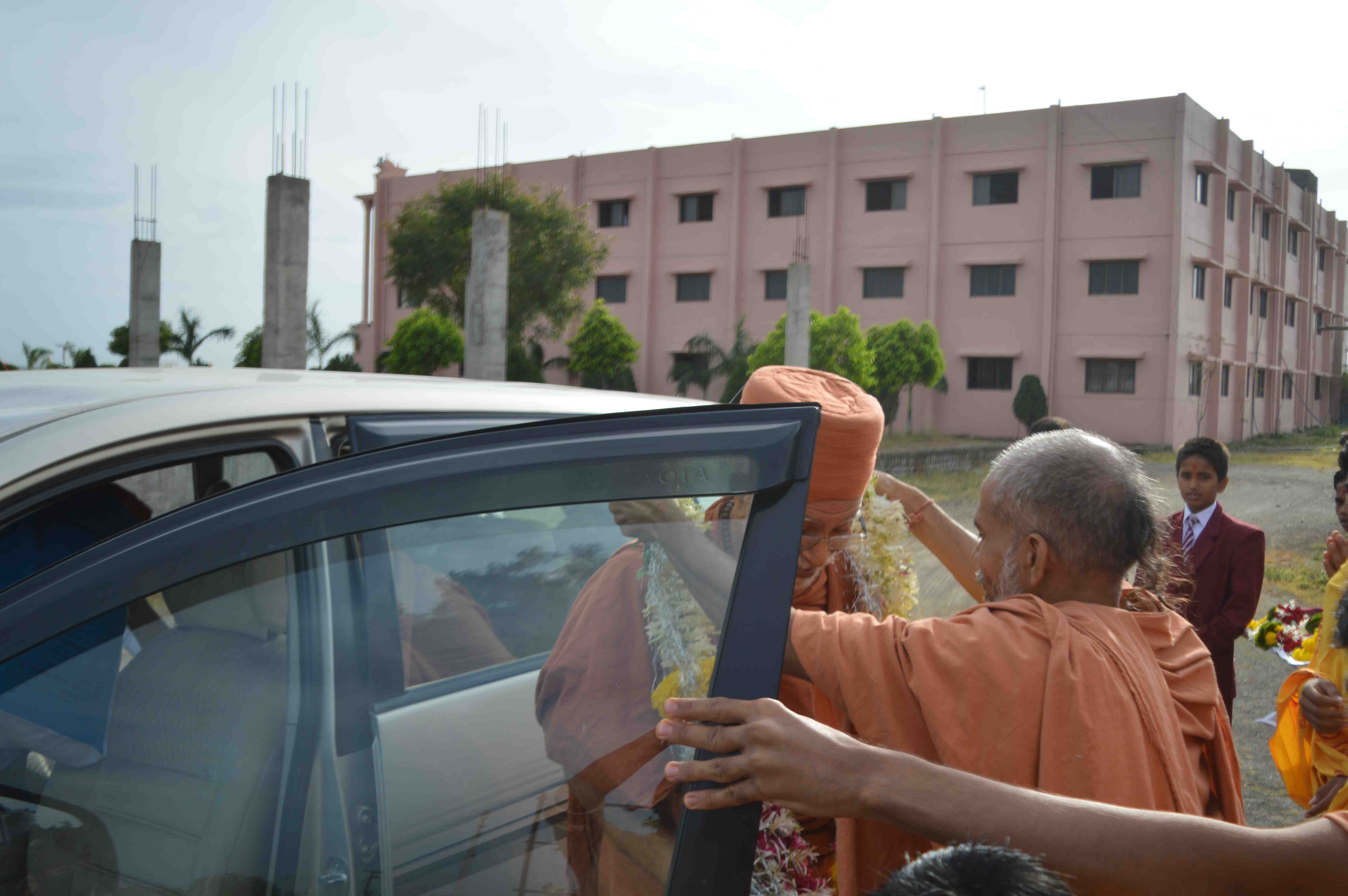 SGIS Solapur Gurukul Visit by Gurumaharaj | Swaminarayan Gurukul Rajkot ...
