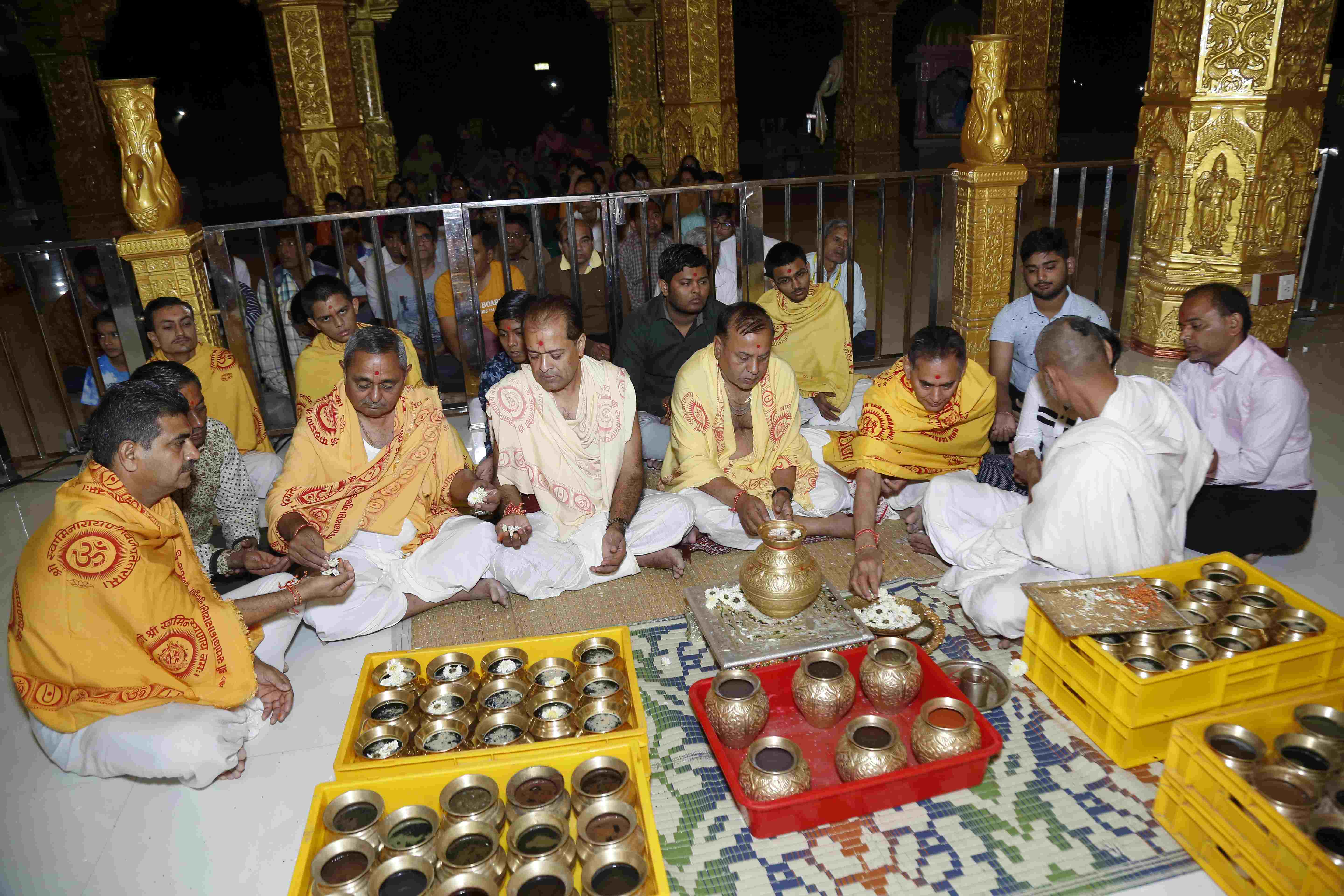 108 kg Madh Abhishek and Aarti Darshan - Varnindra Dham Patdi ...