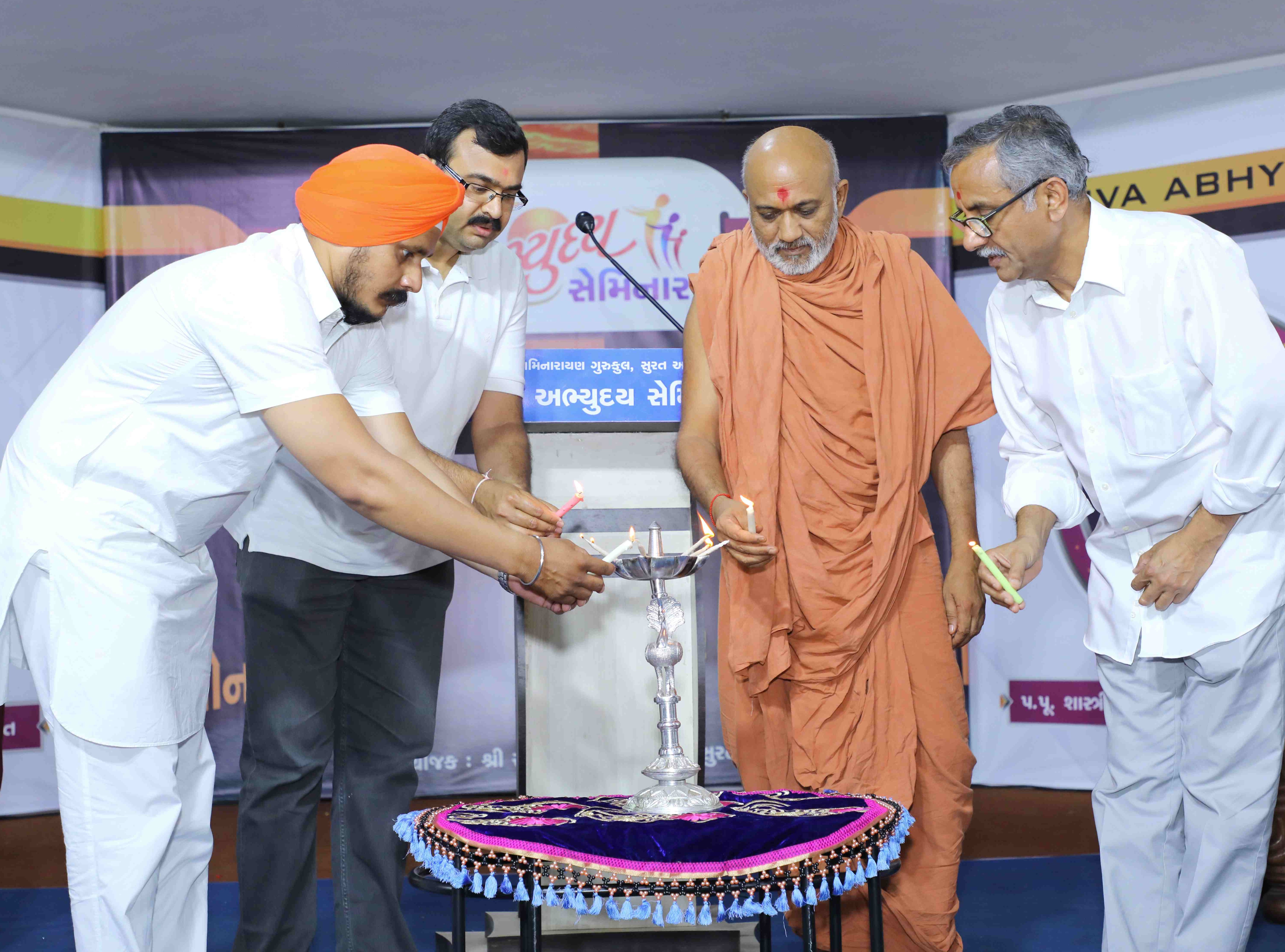Yuva Abhyuday Seminar (Surat Branch) | Swaminarayan Gurukul Rajkot Sansthan