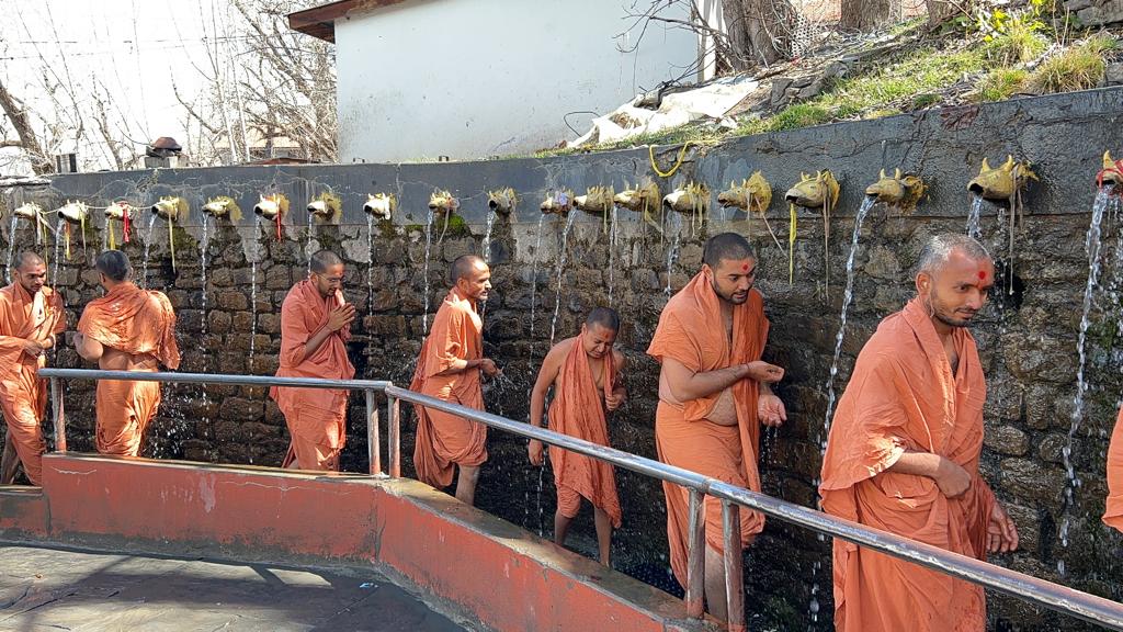 Rajkot Gurukul - Saints & Devotees bathed in 108 Mukti Dhara in ...