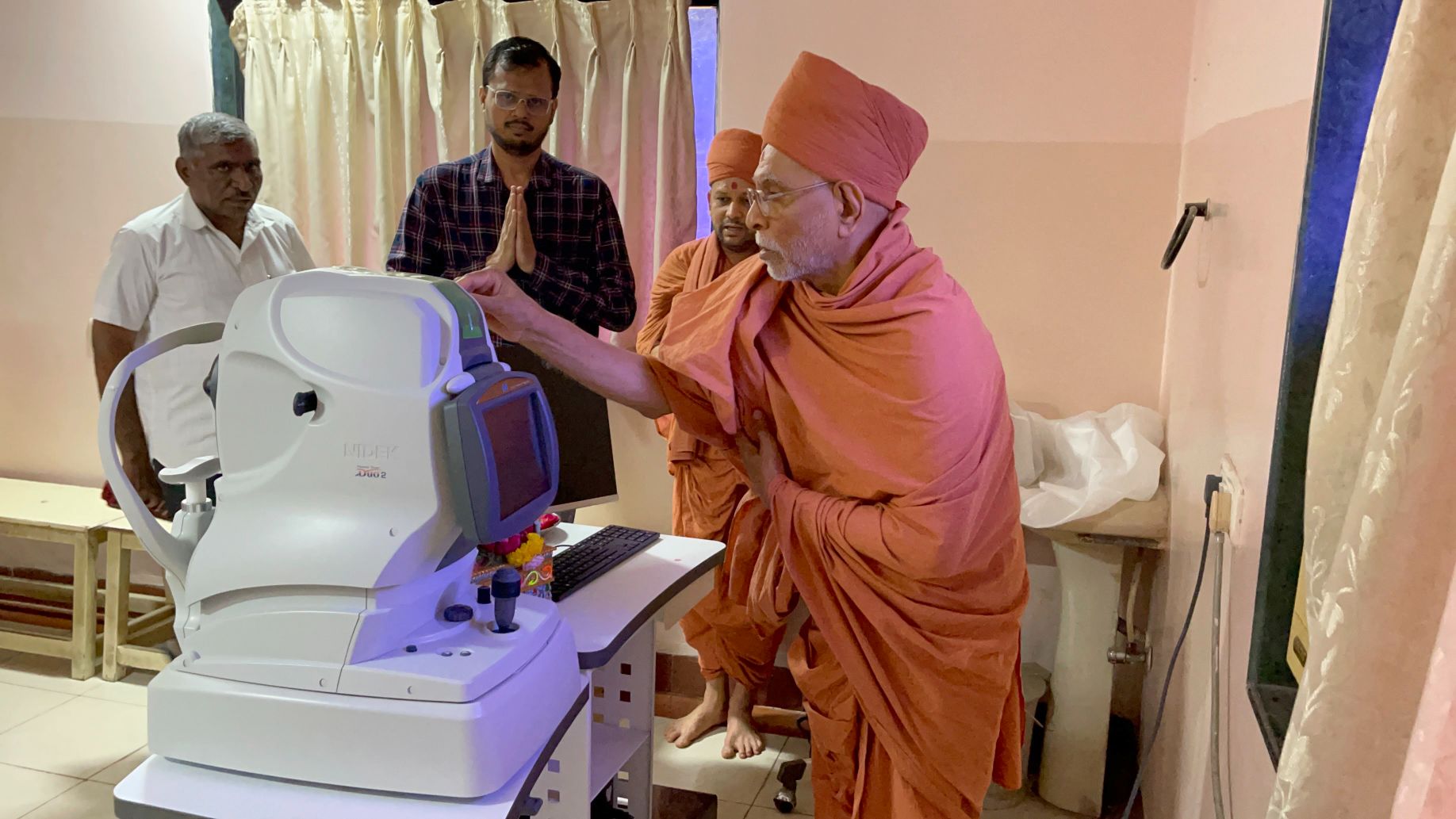 Rajkot Gurukul - HH Guru Maharaj inaugurating the new OCT machine at ...