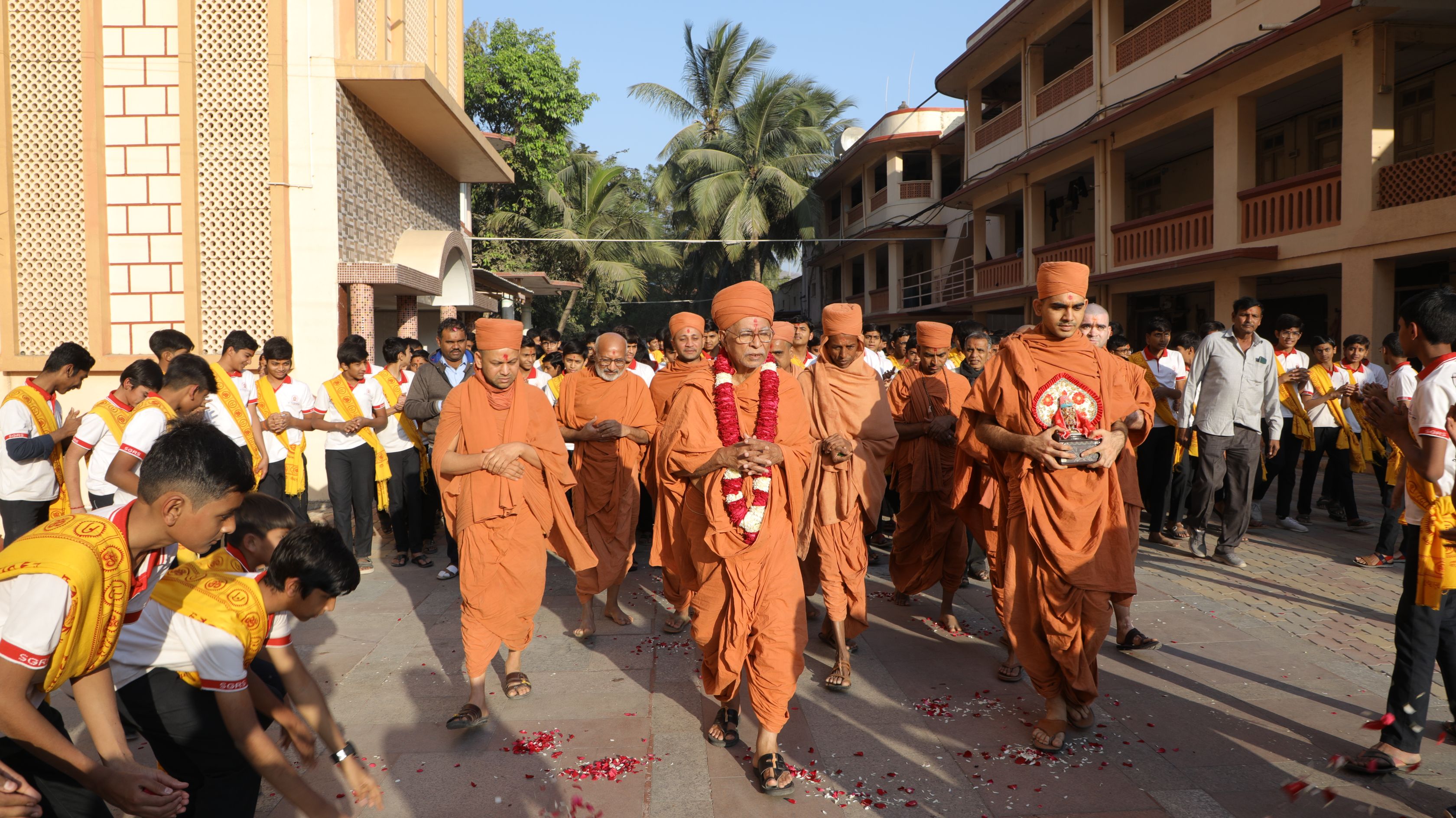 Rajkot Gurukul - In Junagadh Gurukul Arrival of HH Gurumaharaj and Mass ...