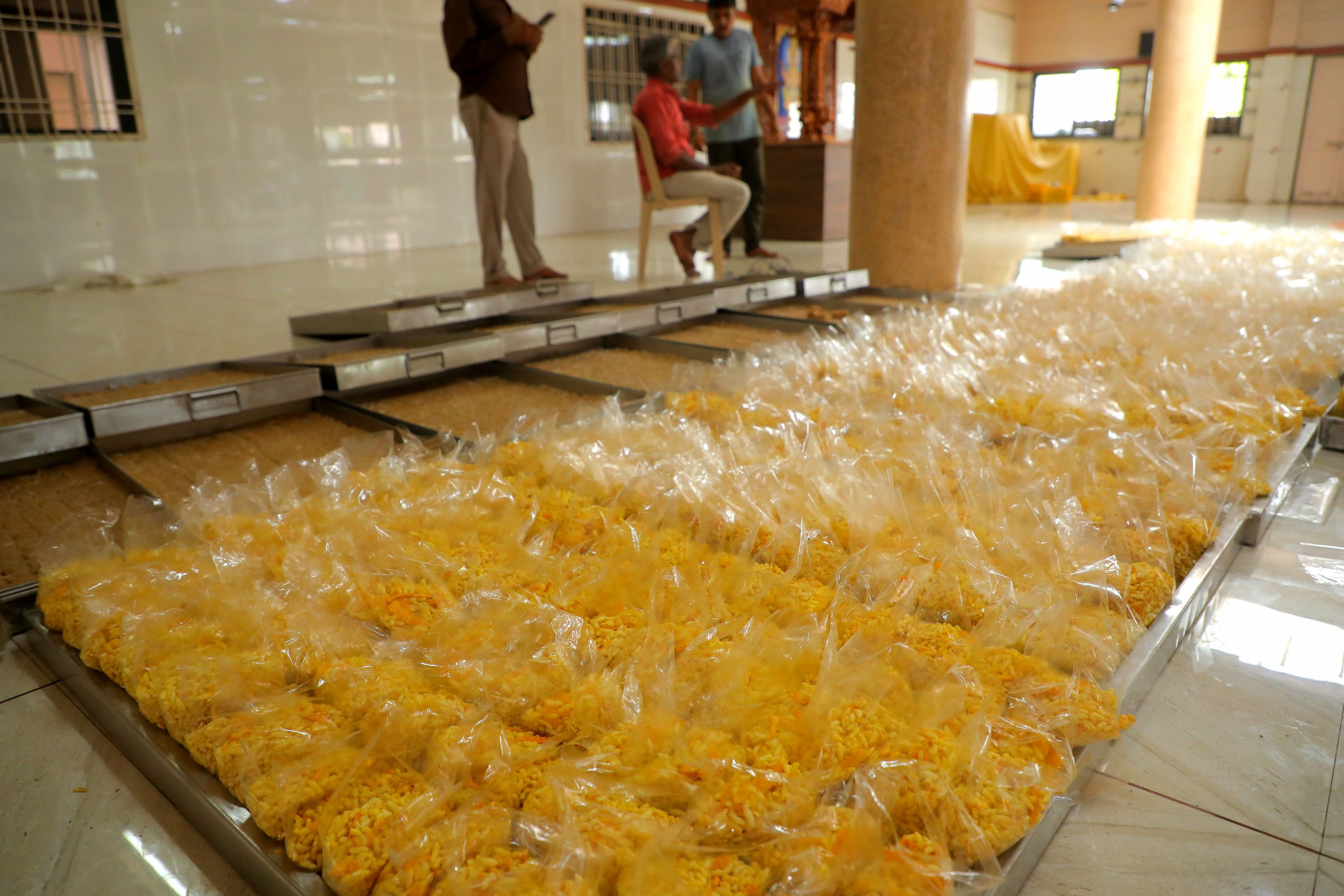 Rajkot Gurukul - Saints and students of Rajkot Gurukul packing food ...