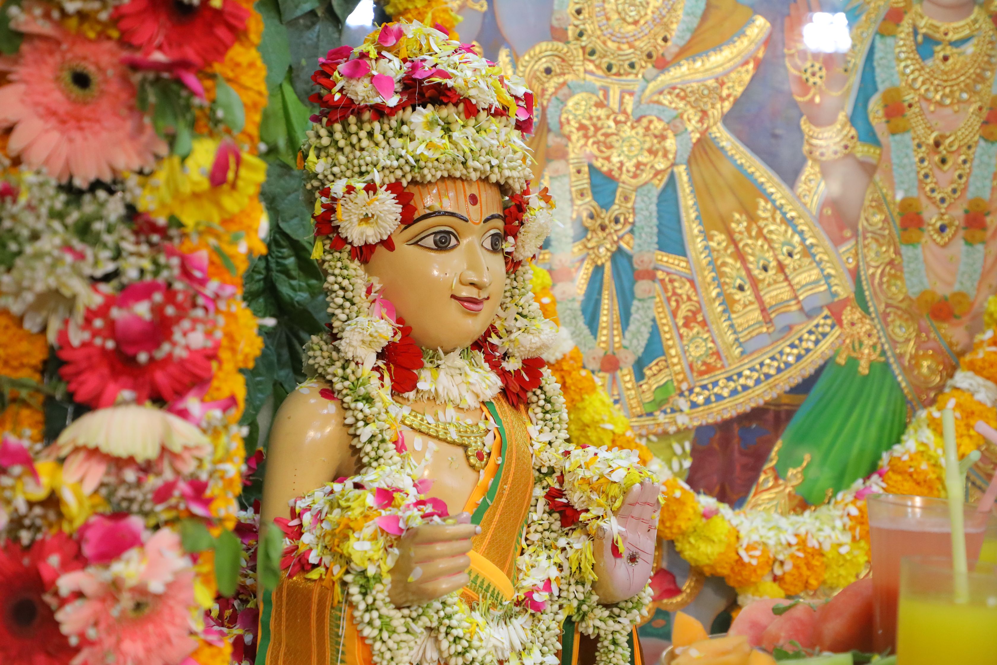 Rajkot Gurukul - Flower Abhishek and Annakoot Darshan of Thakorji in ...