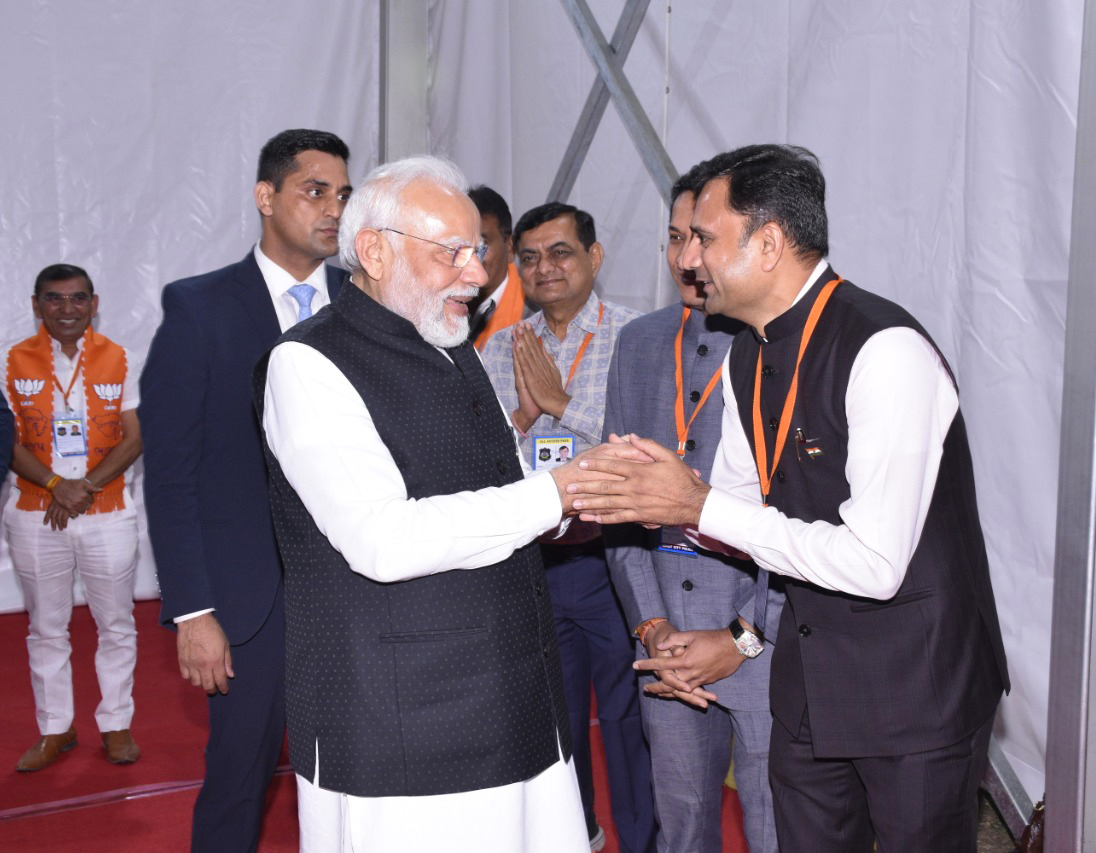 Welcoming PM Narendra Modi, Saints of Surat Gurukul invited him to the ...