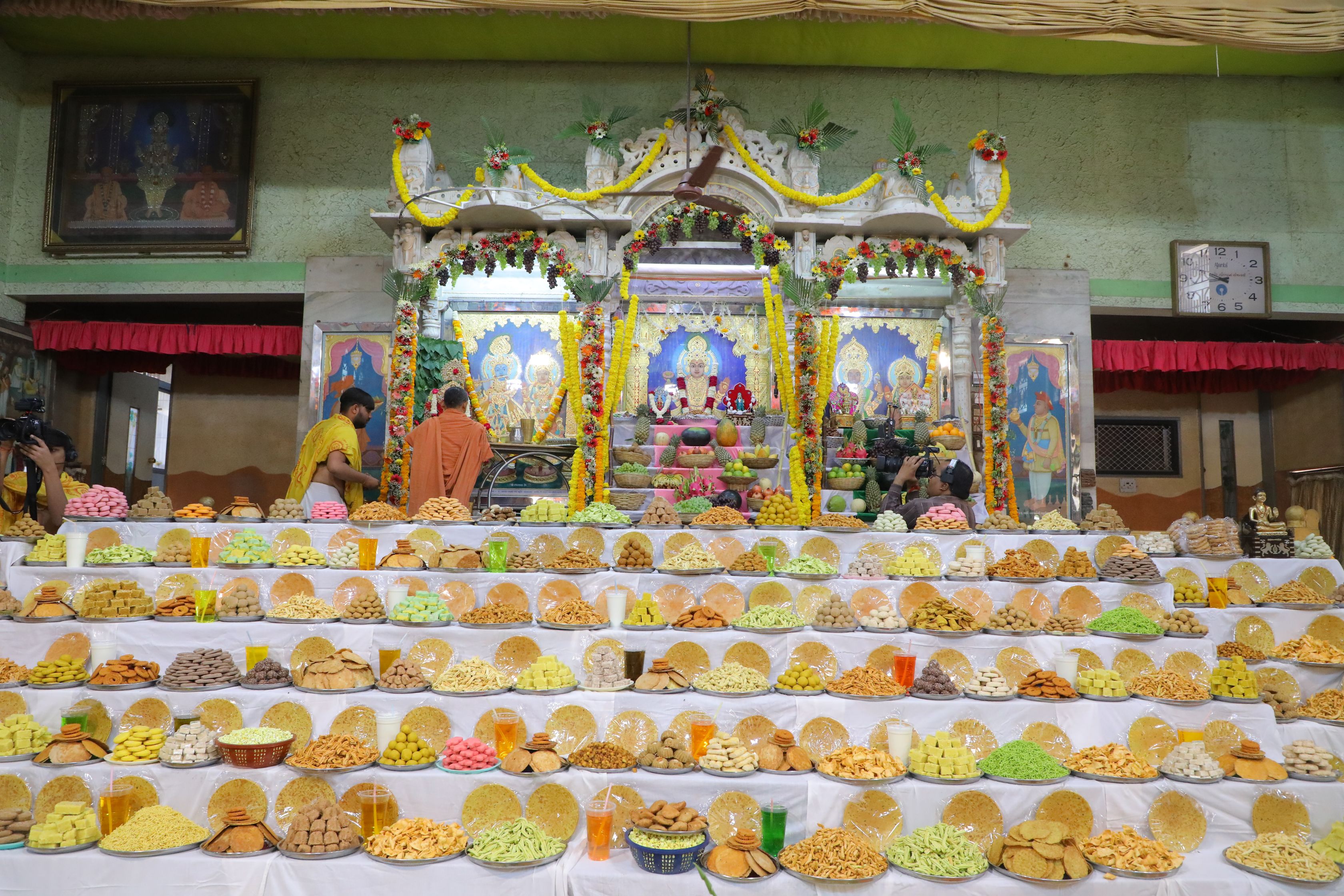 Rajkot Gurukul - Flower Abhishek and Annakoot Darshan of Thakorji in ...