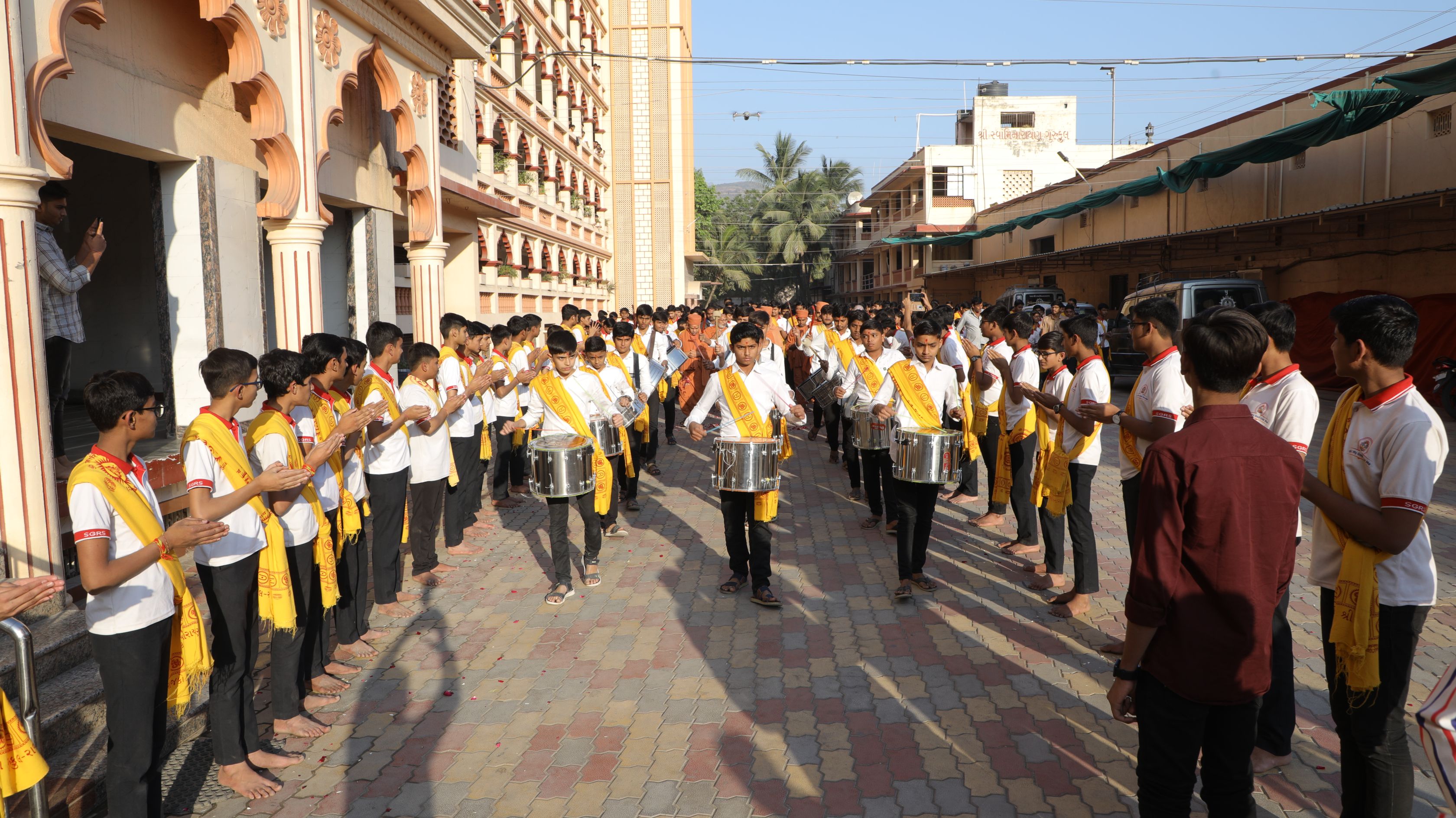 Rajkot Gurukul - In Junagadh Gurukul Arrival of HH Gurumaharaj and Mass ...