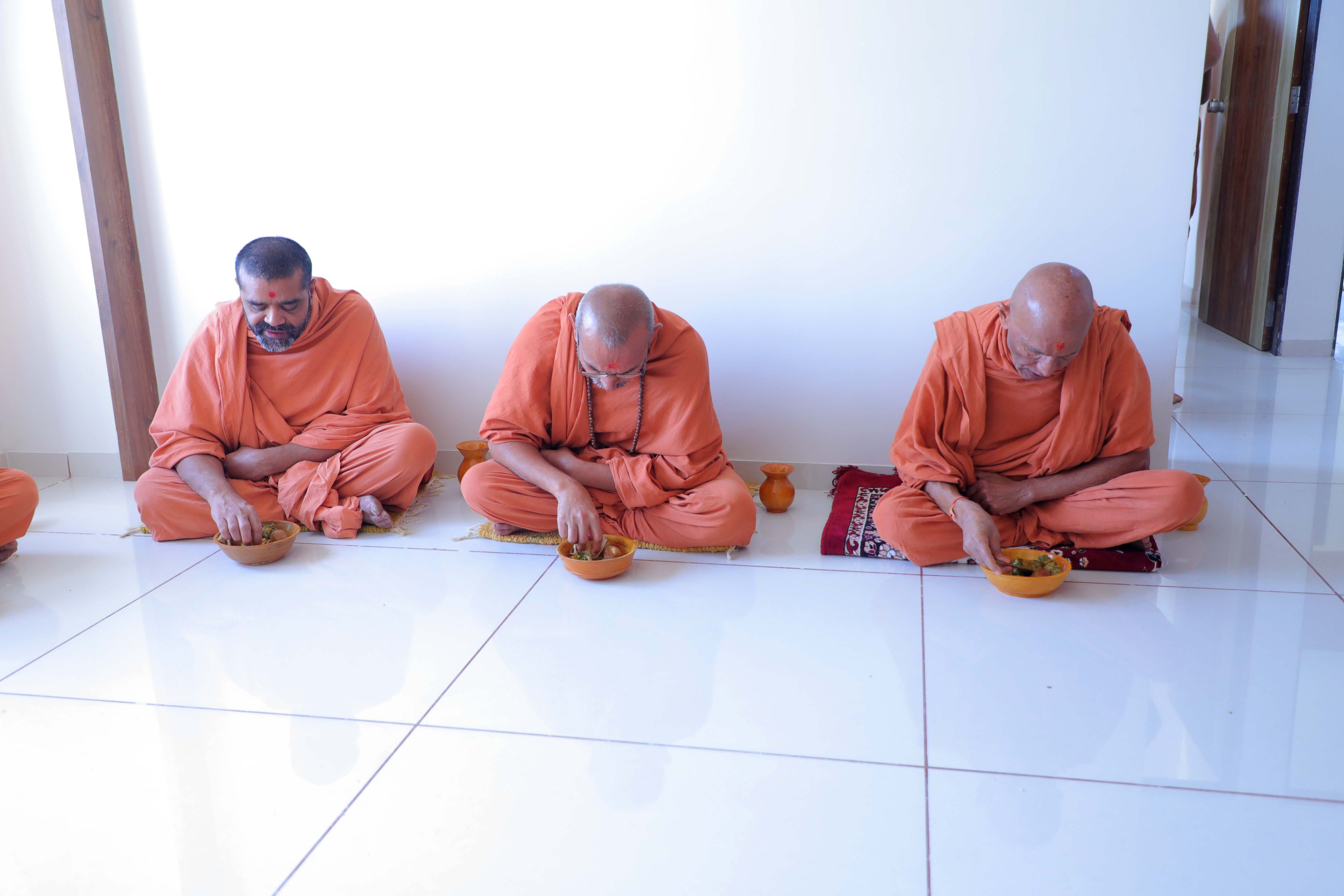 Rajkot Gurukul - Padhramani and Thal of Thakorji and P. Mahant Swami at ...