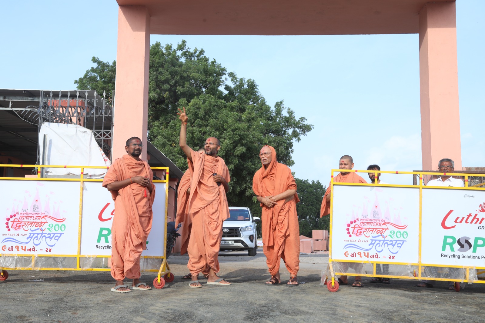 Australia Branch - Guru Maharaj visiting the newly constructed Akshar ...