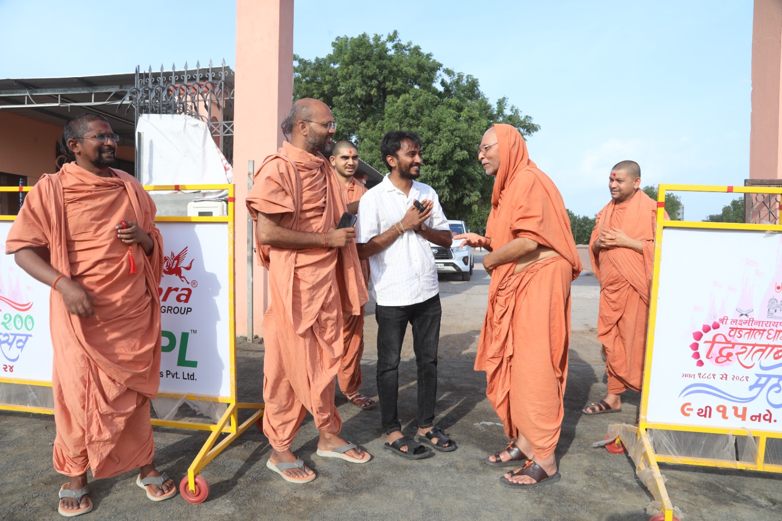 Guru Maharaj visiting the newly constructed Akshar Bhuvan in Vadtal