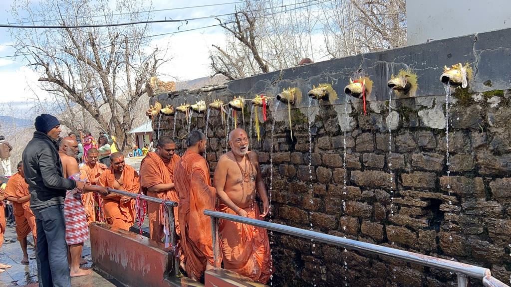 Australia Branch - Saints & Devotees bathed in 108 Mukti Dhara in ...