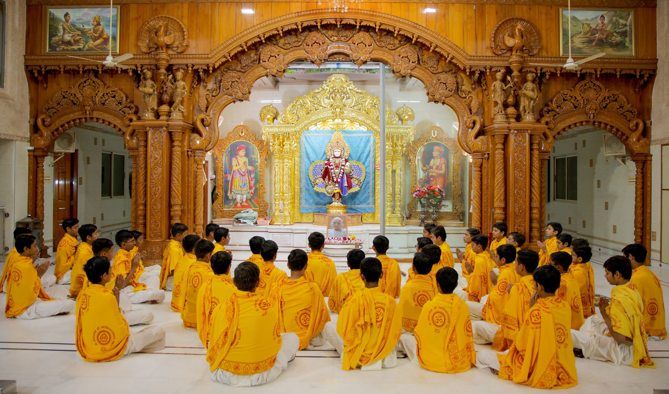 Rajkot Gurukul - Students of Swaminarayan Gurukul Rajkot pay tribute to ...
