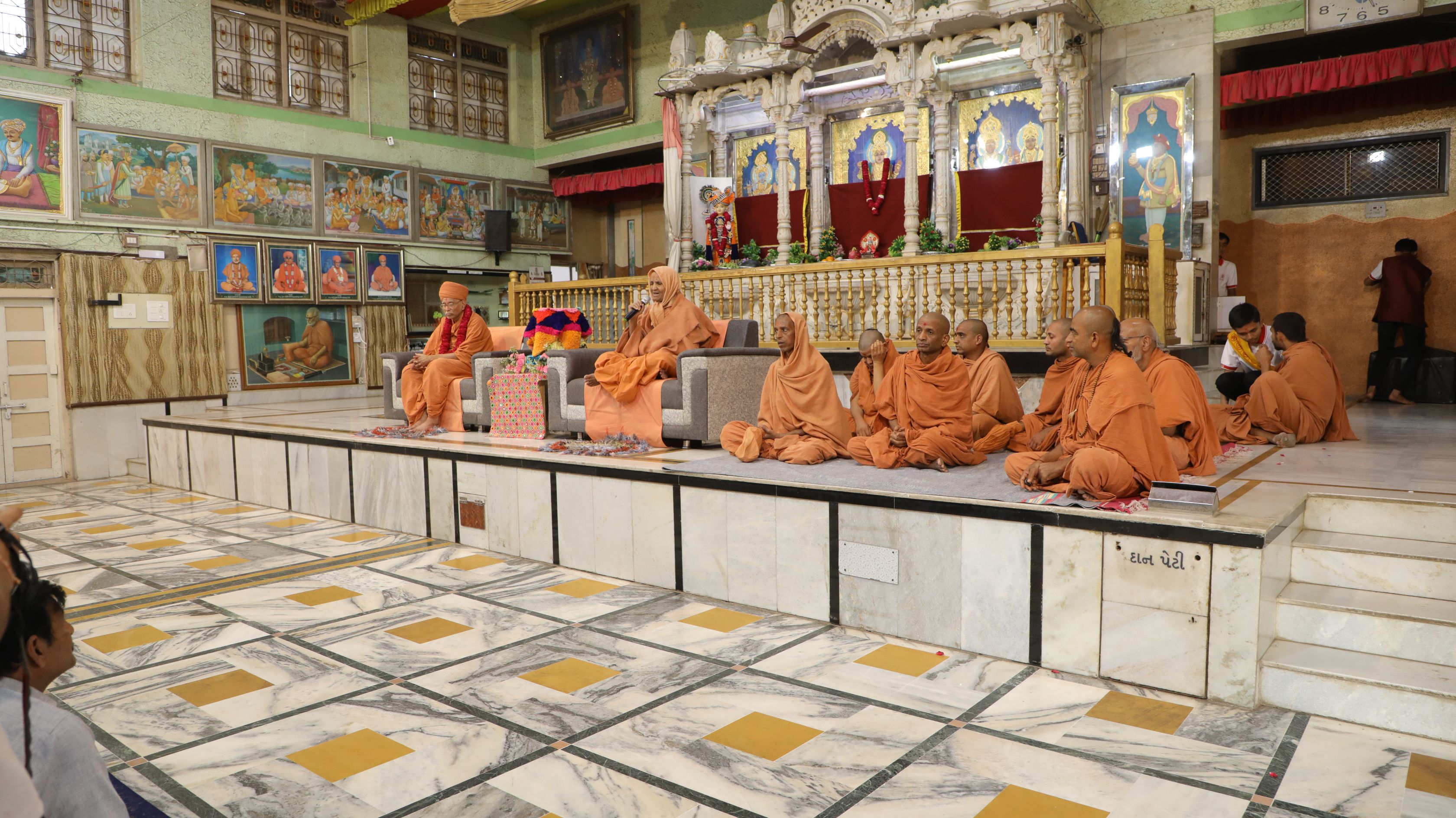 Rajkot Gurukul - In Junagadh Gurukul Arrival of HH Gurumaharaj and Mass ...