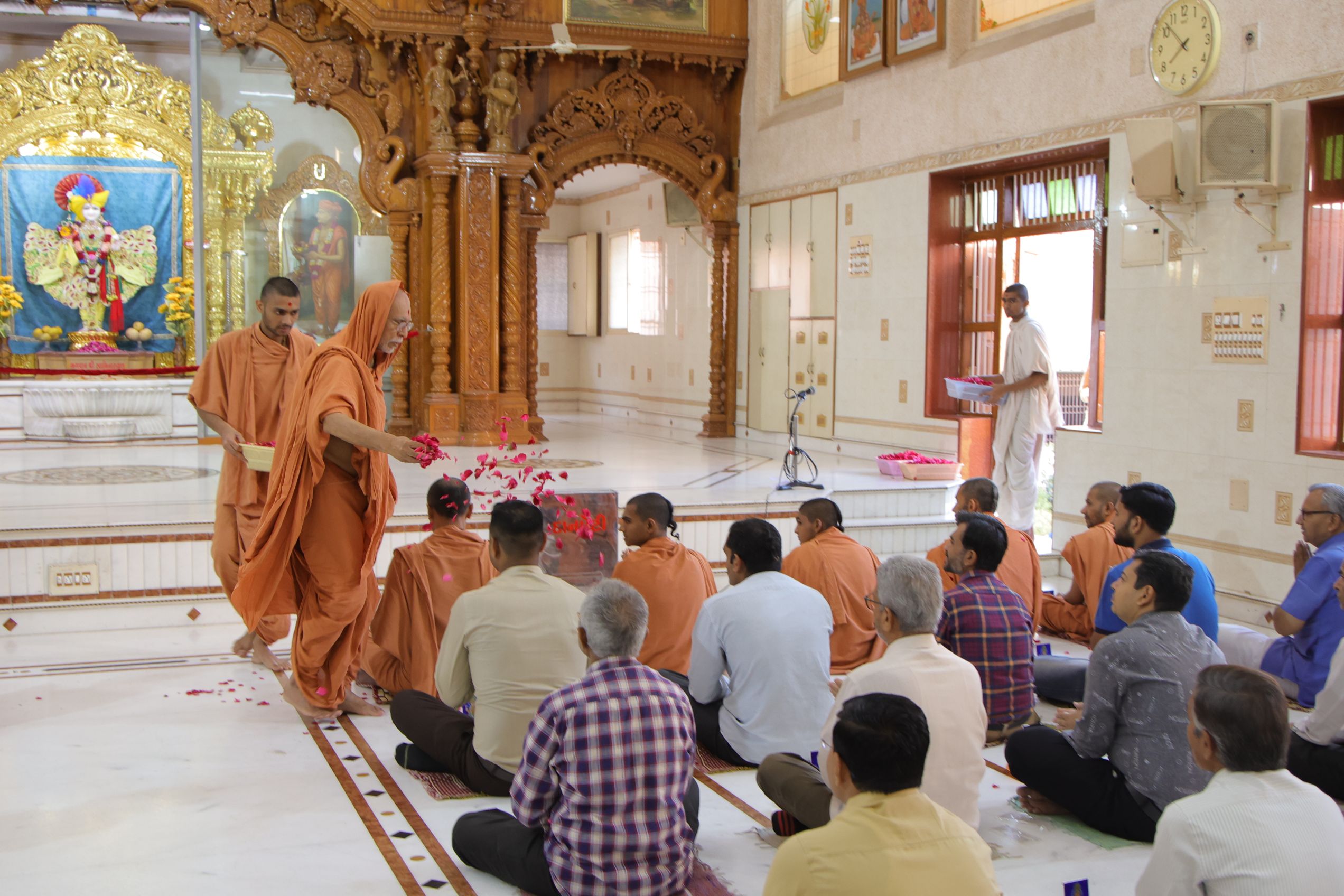 Rajkot Gurukul - Parnavidhi to the devotees doing penance in Brahma ...