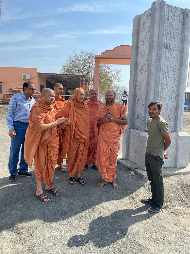 HH Guru Maharaj in vadtal dham Harikrishna Maharaj darshan and visited ...