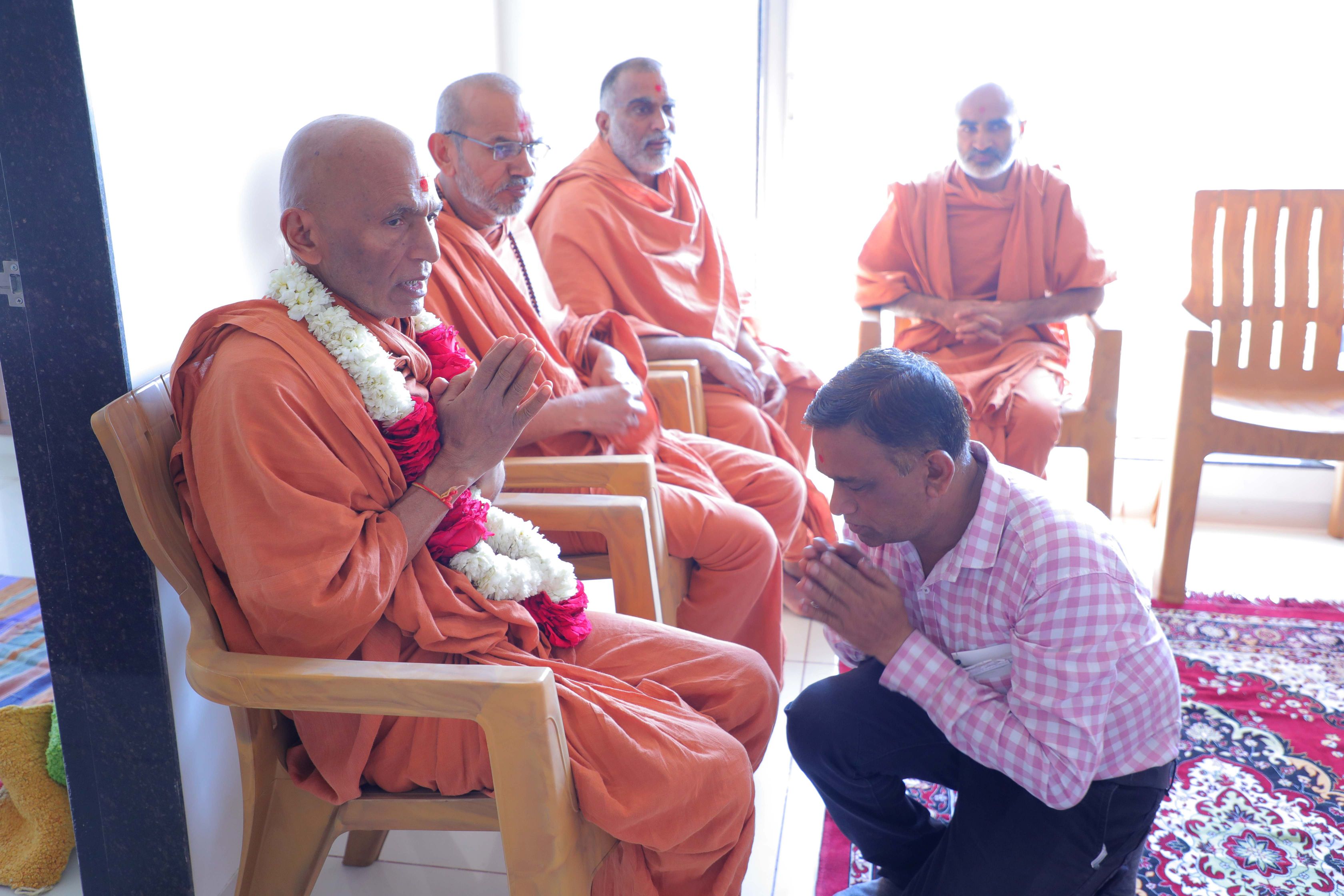 Rajkot Gurukul - Padhramani and Thal of Thakorji and P. Mahant Swami at ...