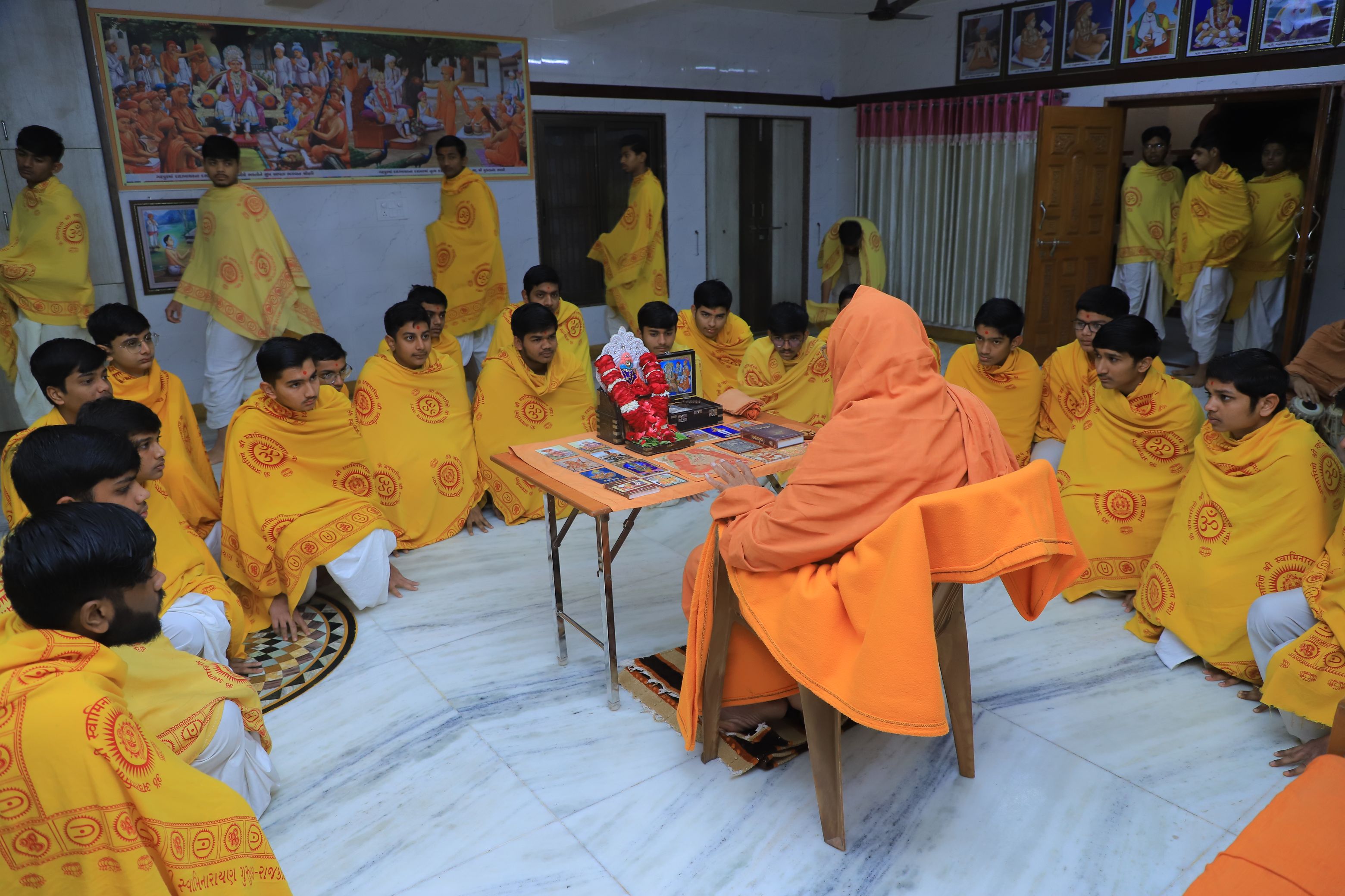 Rajkot Gurukul - In Junagadh Gurukul Arrival of HH Gurumaharaj and Mass ...