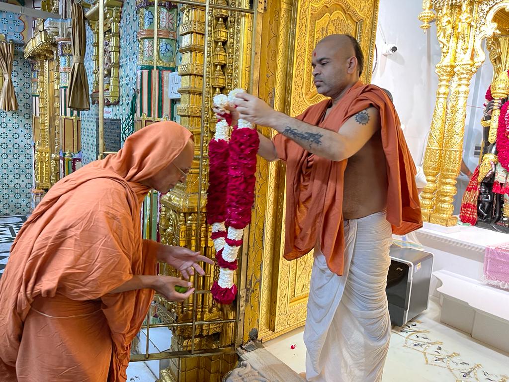 Australia Branch - HH Guru Maharaj in vadtal dham Harikrishna Maharaj ...