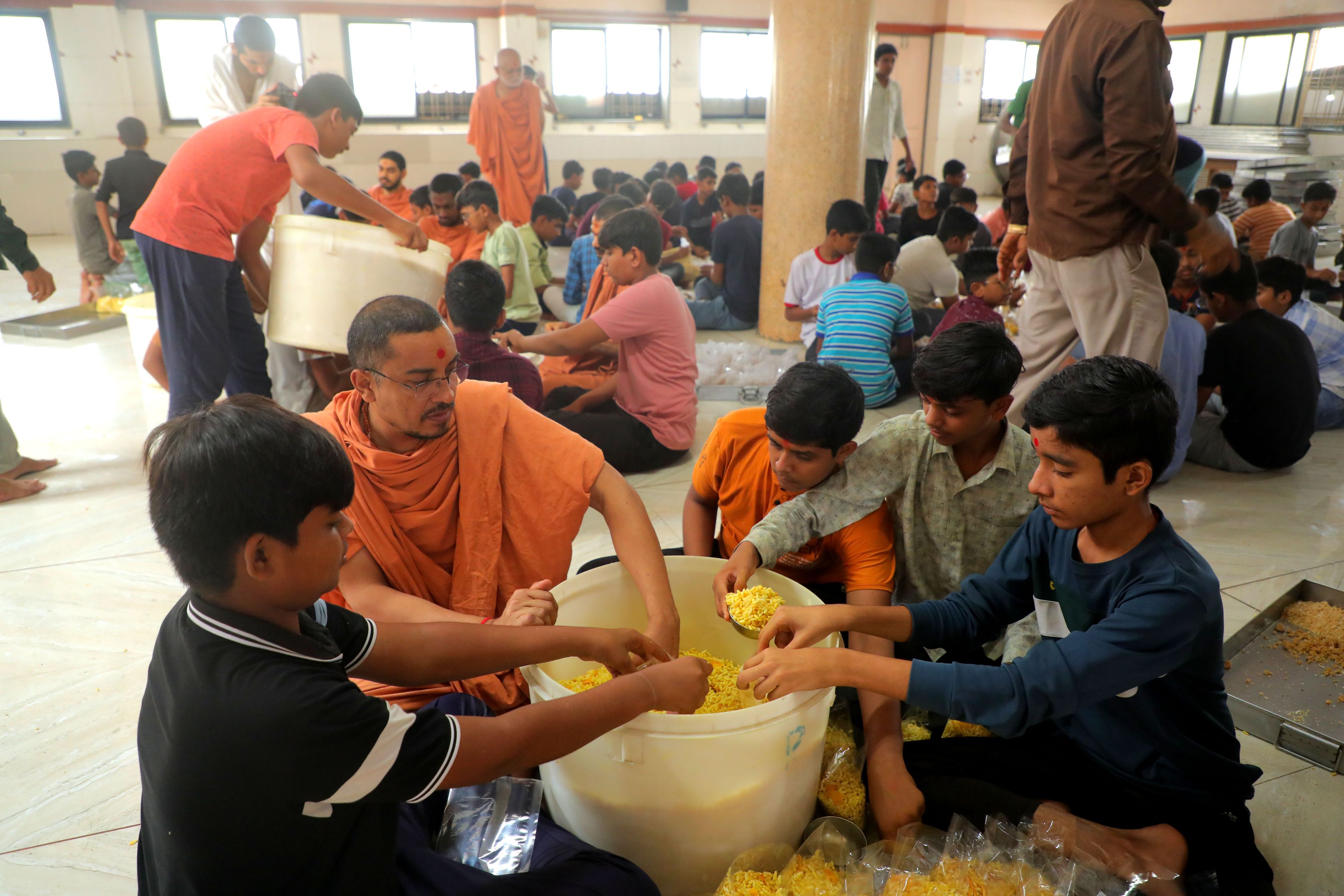 Rajkot Gurukul - Saints and students of Rajkot Gurukul packing food ...