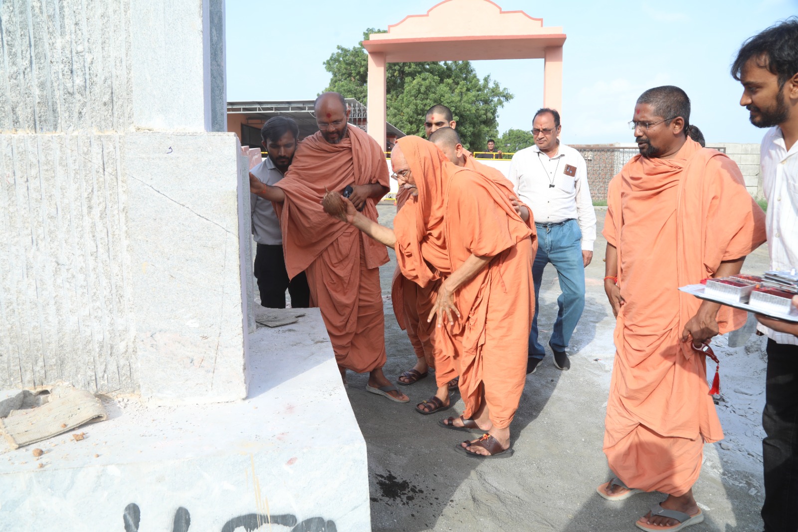Australia Branch - Guru Maharaj visiting the newly constructed Akshar ...
