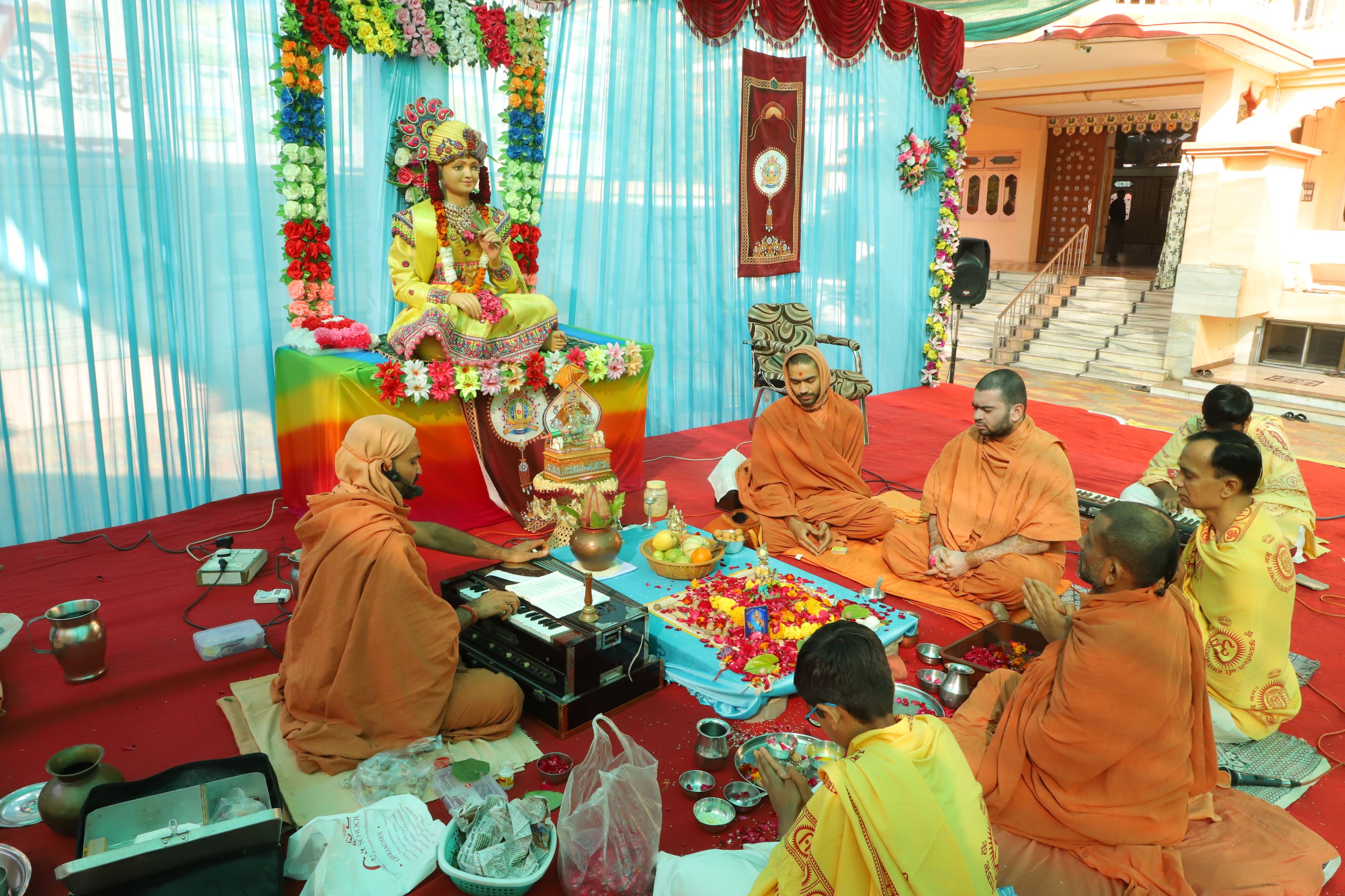 Rajkot Gurukul - In Junagadh Gurukul Arrival of HH Gurumaharaj and Mass ...