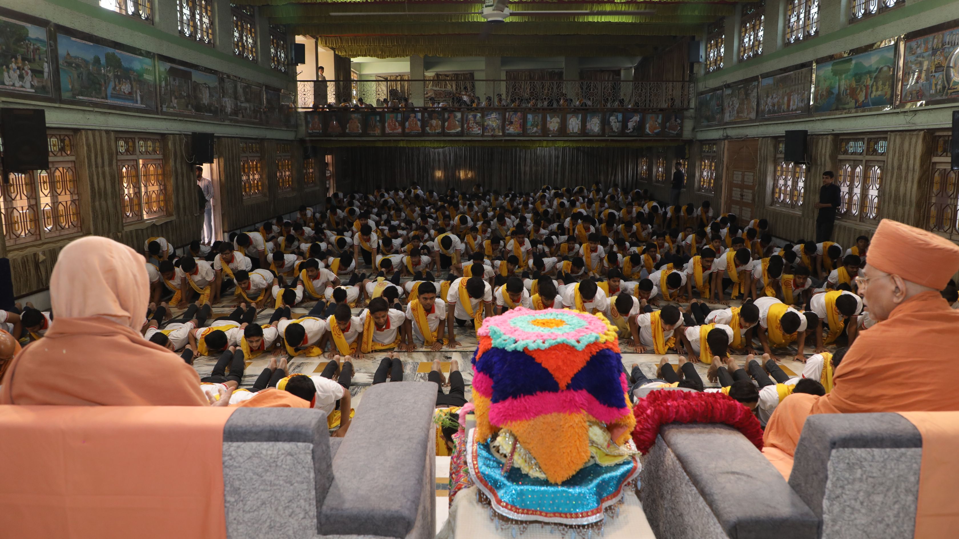 Rajkot Gurukul - In Junagadh Gurukul Arrival of HH Gurumaharaj and Mass ...