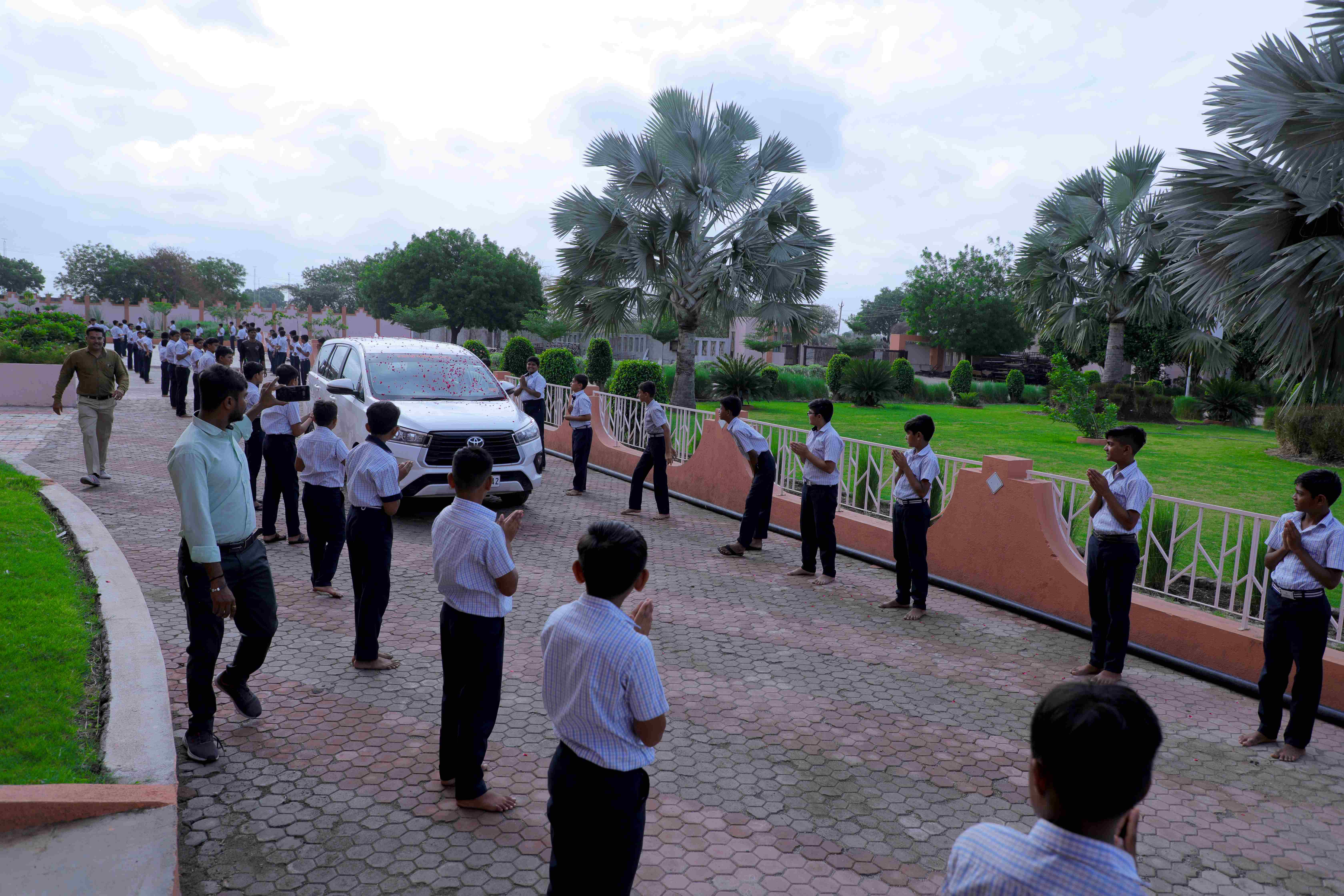 Pu. Gurumaharaj Visits at Tramba Gurukul | Swaminarayan Gurukul Rajkot ...
