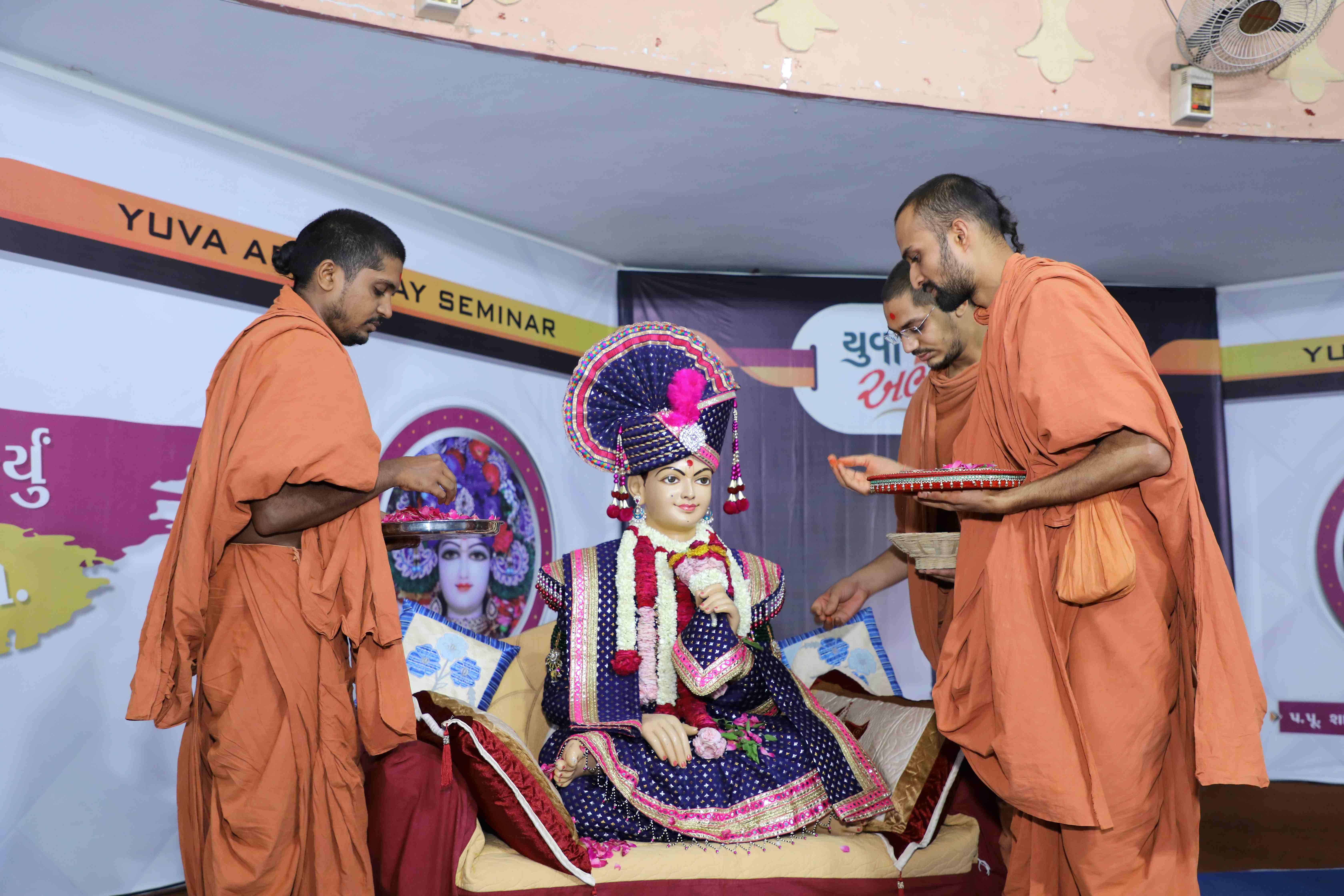 Yuva Abhyuday Seminar (Surat Branch) | Swaminarayan Gurukul Rajkot Sansthan
