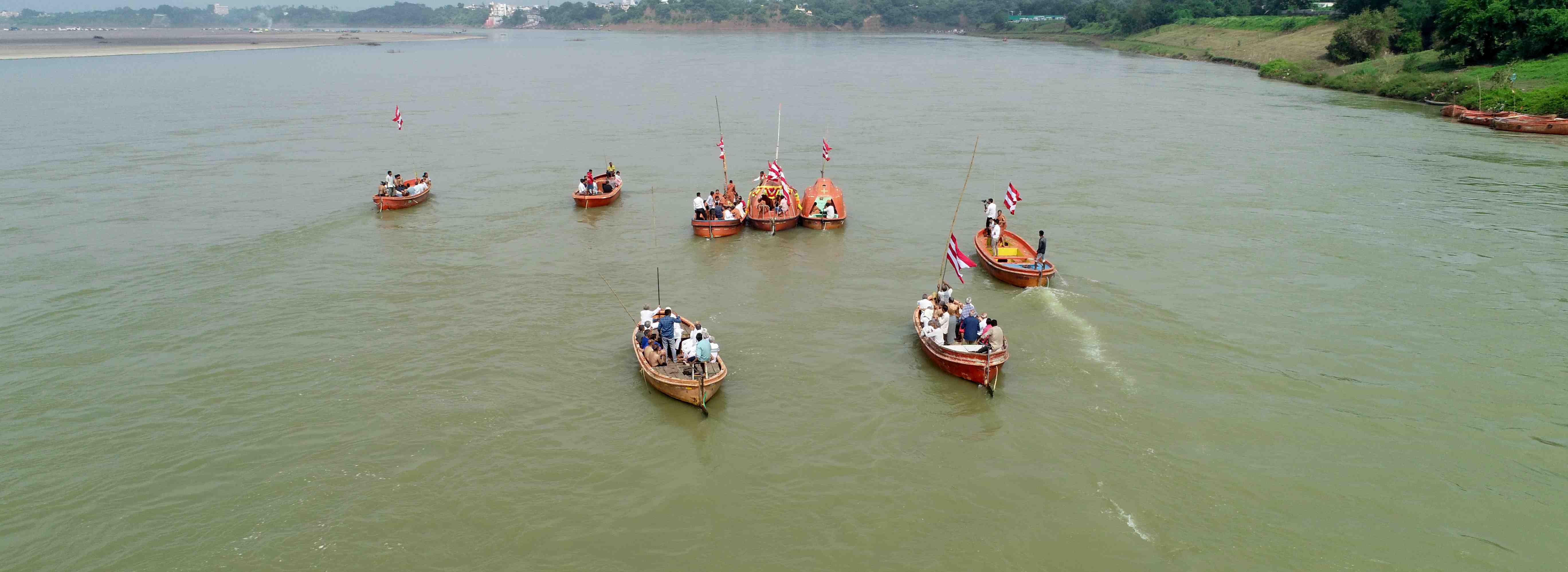 Pu. Laxminarayandasji Swami Asthi Visarjan at Triveni Sangam, Narmada ...
