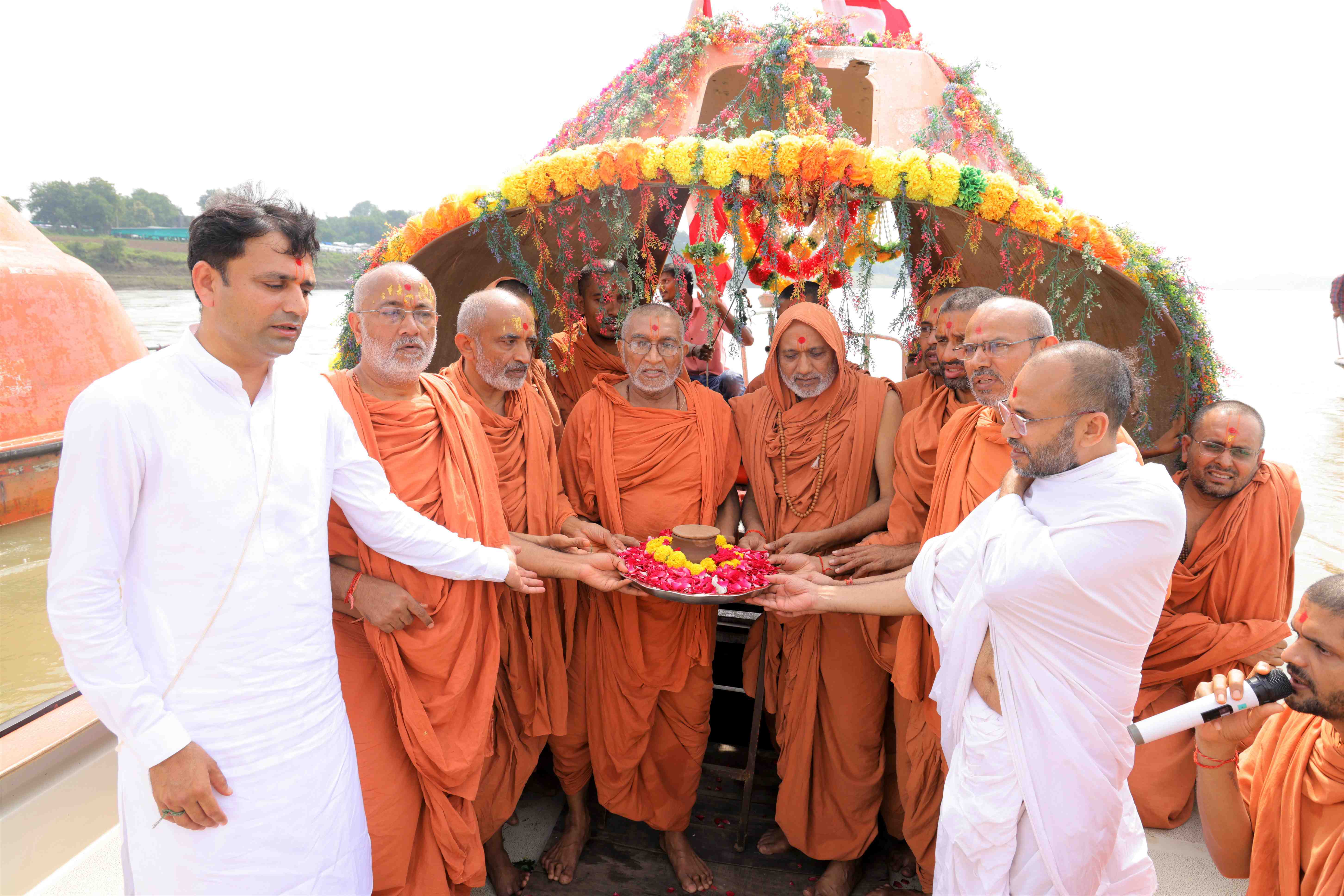 Pu. Laxminarayandasji Swami Asthi Visarjan at Triveni Sangam, Narmada ...