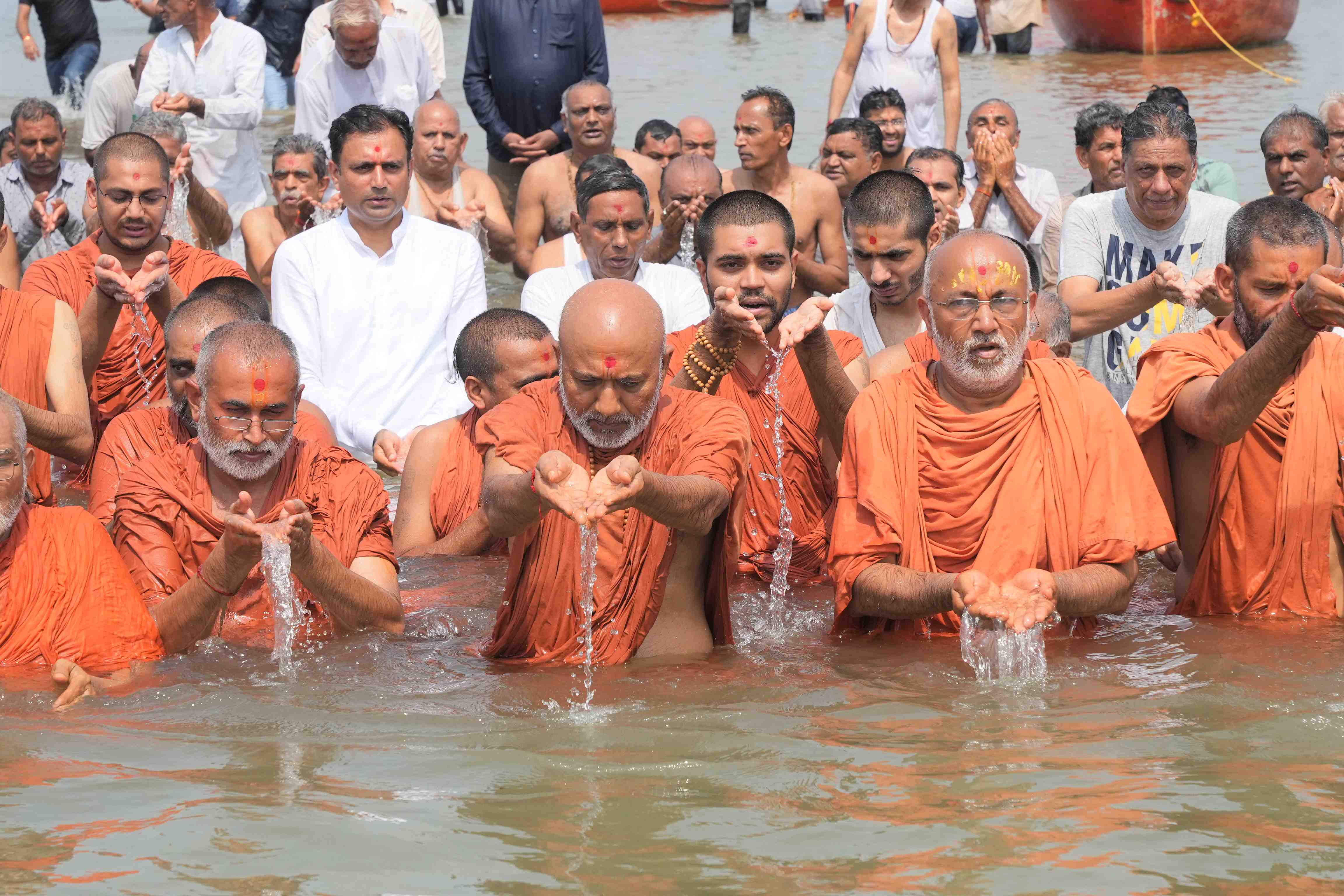 Pu. Laxminarayandasji Swami Asthi Visarjan at Triveni Sangam, Narmada ...